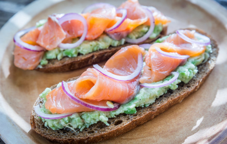 Broodje met avocado en gerookte zalm | Recepten koken